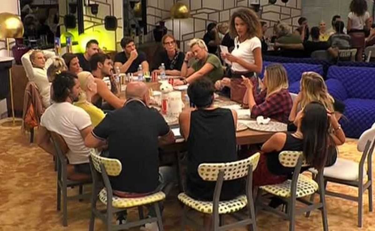 Grande Fratello Vip, lite nella notte: tutti contro tutti Grande Fratello Vip, lite nella notte: tutti contro tutti