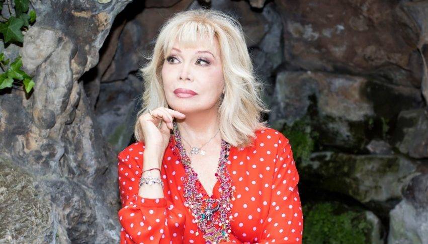 Chi è Amanda Lear: tutto quello che non sai sull'artista | Donne Magazine